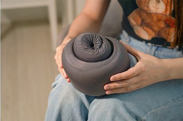 東京→ニューヨーク 14時間のフライトも快適に！カタツムリネックピロー｜マクアケ - アタラシイものや体験の応援購入サービス