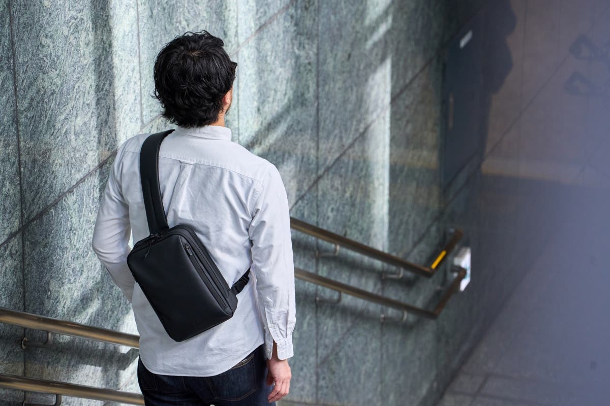 iPadも入ってスマートで大容量。快適な移動体験が叶うボディバッグ｜RAIZON｜マクアケ - アタラシイものや体験の応援購入サービス