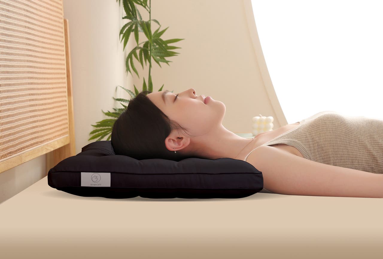 寝心地革命！人間工学に基づく首肩サポート「極薄3cm睡眠枕」DreamCat's｜マクアケ - アタラシイものや体験の応援購入サービス