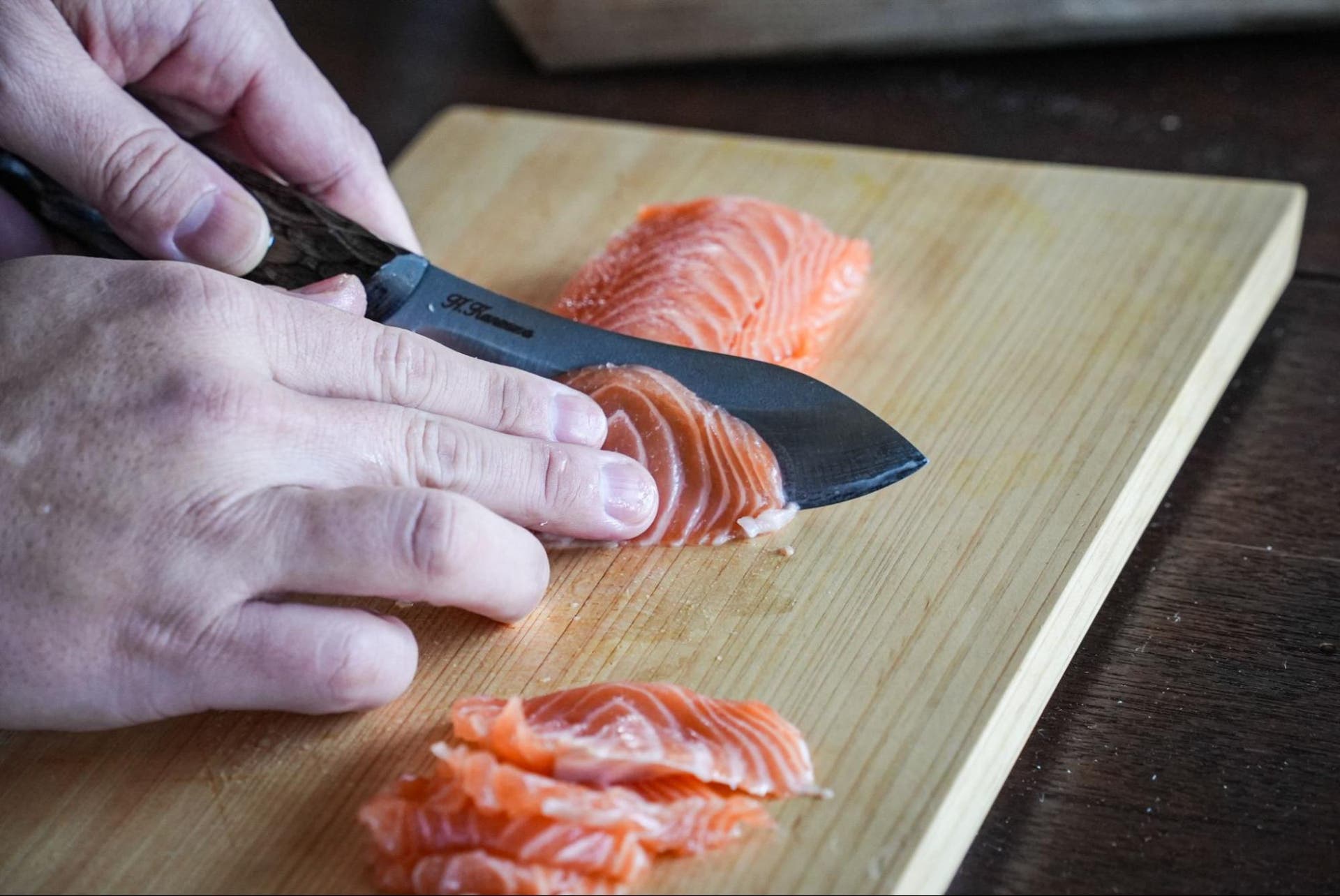 「絶妙カーブ」で食材カットがリズミカルに！FEDECAブッシュクラフトナイフ｜マクアケ - アタラシイものや体験の応援購入サービス