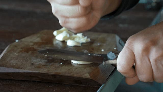 「絶妙カーブ」で食材カットがリズミカルに！FEDECAブッシュクラフトナイフ｜マクアケ - アタラシイものや体験の応援購入サービス