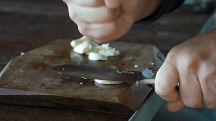 「絶妙カーブ」で食材カットがリズミカルに！FEDECAブッシュクラフトナイフ｜マクアケ - アタラシイものや体験の応援購入サービス