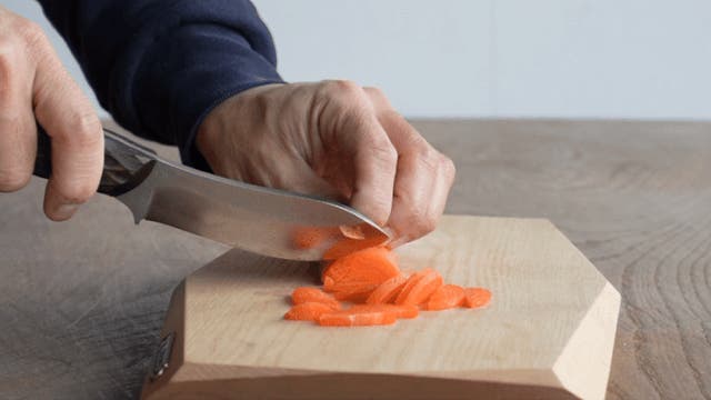 「絶妙カーブ」で食材カットがリズミカルに！FEDECAブッシュクラフトナイフ｜マクアケ - アタラシイものや体験の応援購入サービス